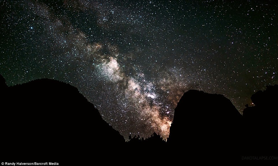 银河系和北极光照亮了整个夜空，这些令人惊… - 高清图片，堆糖，美图壁纸兴趣社区