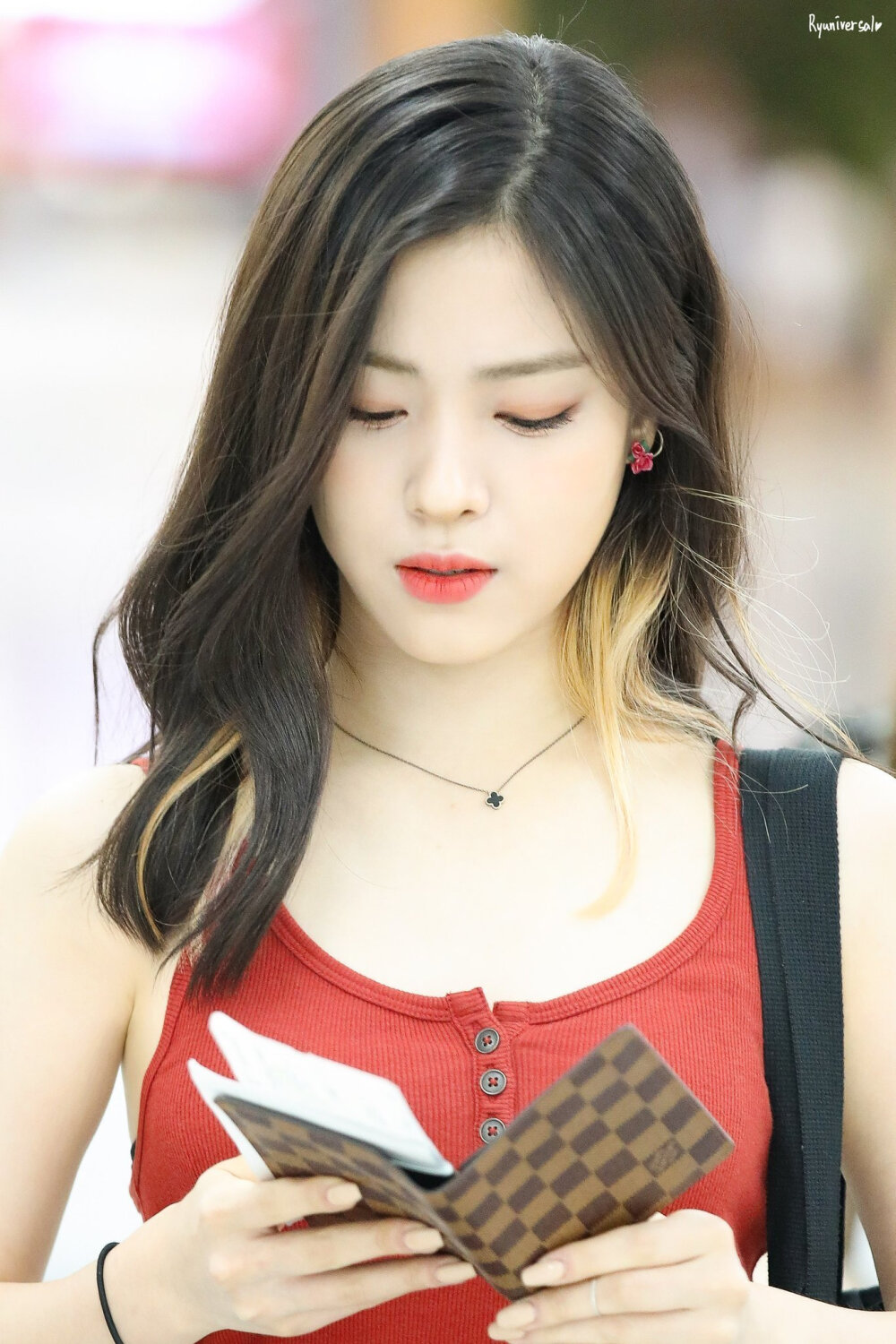 申留真 190517金浦机场 红衣留真yyds cr.lo… - 堆糖，美图壁纸兴趣社区