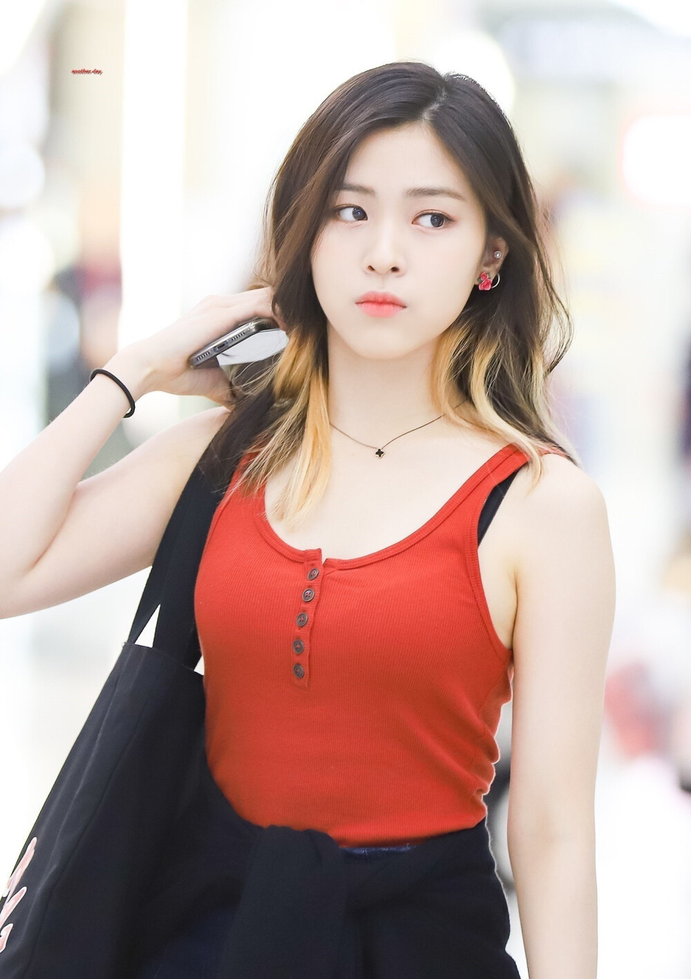 申留真 190517金浦机场 红衣留真yyds cr.lo… - 堆糖，美图壁纸兴趣社区