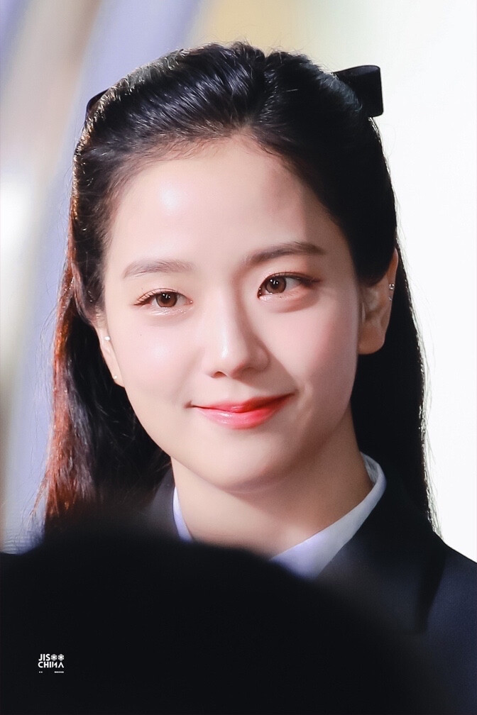 Jisoo | Dior饭拍 cr: StarDust ·YellowPea… - 高清图片，堆糖，美图壁纸兴趣社区