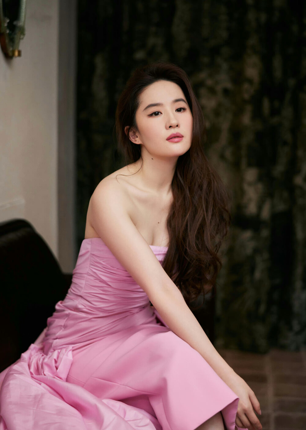 刘亦菲身穿粉色抹胸长裙出席BVLGARI在威尼… - 高清图片，堆糖，美图壁纸兴趣社区