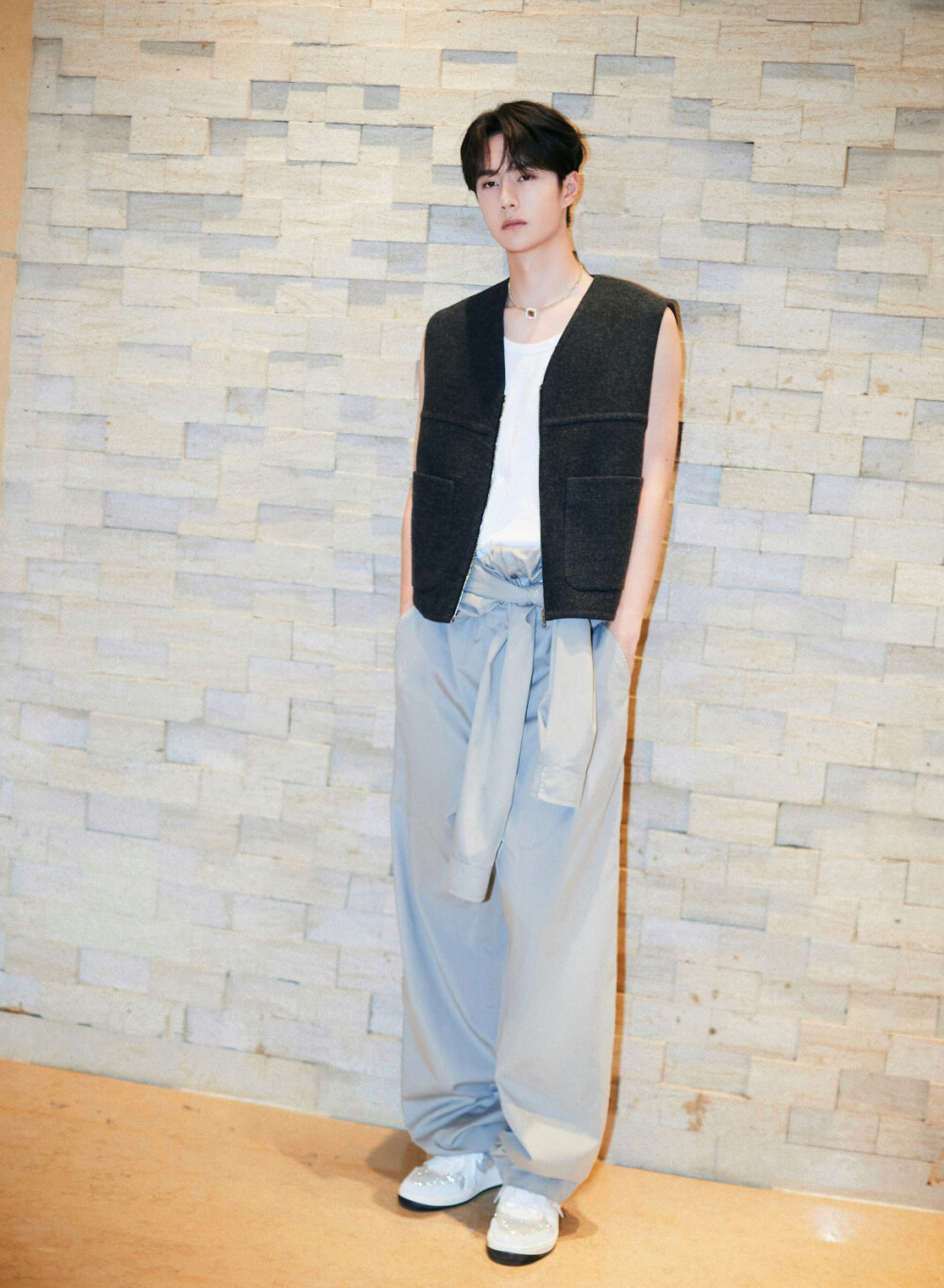 YIBO-OFFICIAL： 光影闪动，颈间璀璨点缀。… - 堆糖，美图壁纸兴趣社区