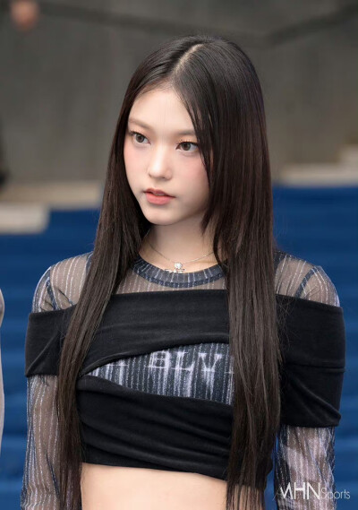 haerin ©logo 侵权删. - 高清图片，堆糖，美图壁纸兴趣社区