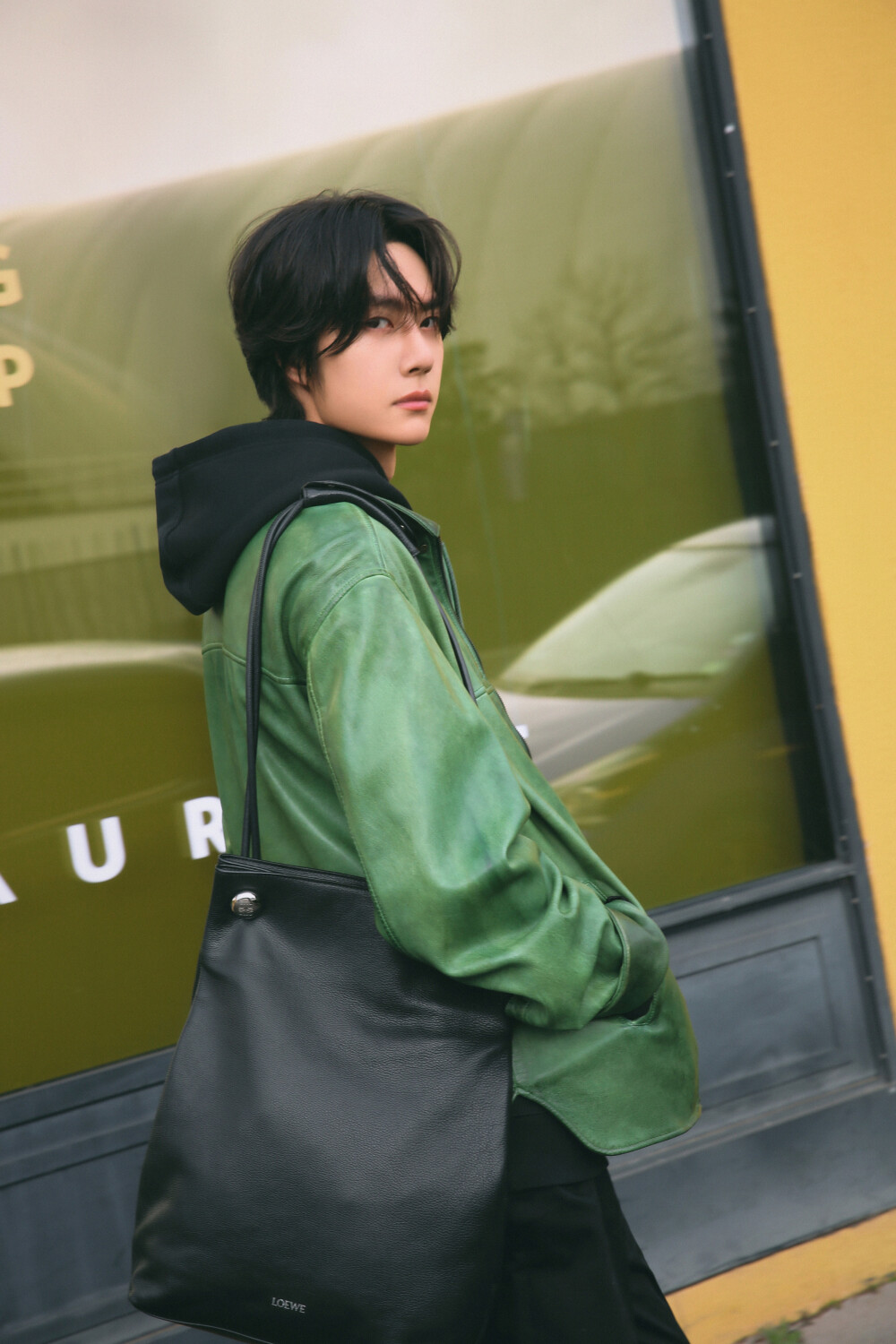 YIBO-OFFICIAL： #王一博巴黎时装周# 「YI… - 高清图片，堆糖，美图壁纸兴趣社区