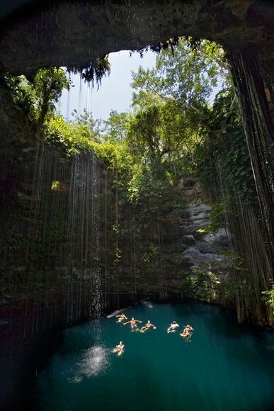 Ik-Kil Cenote, Mexico Swimmers float in … - 高清图片，堆糖，美图壁纸兴趣社区