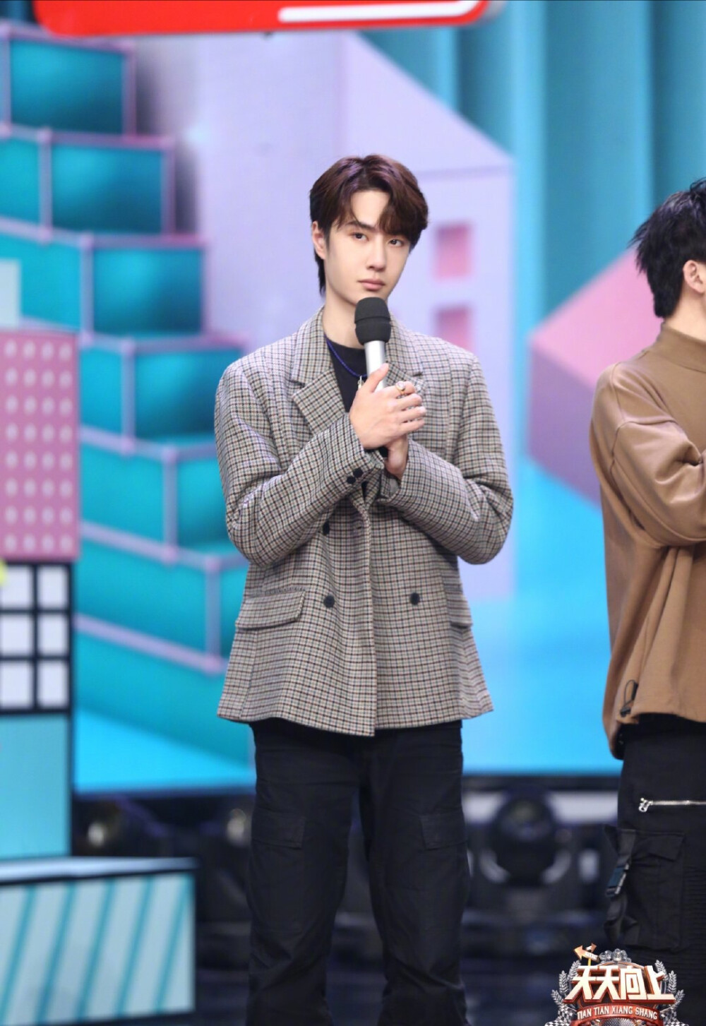 王一博｜天天向上 cr.天天向上 2019.12.22 - 堆糖，美图壁纸兴趣社区
