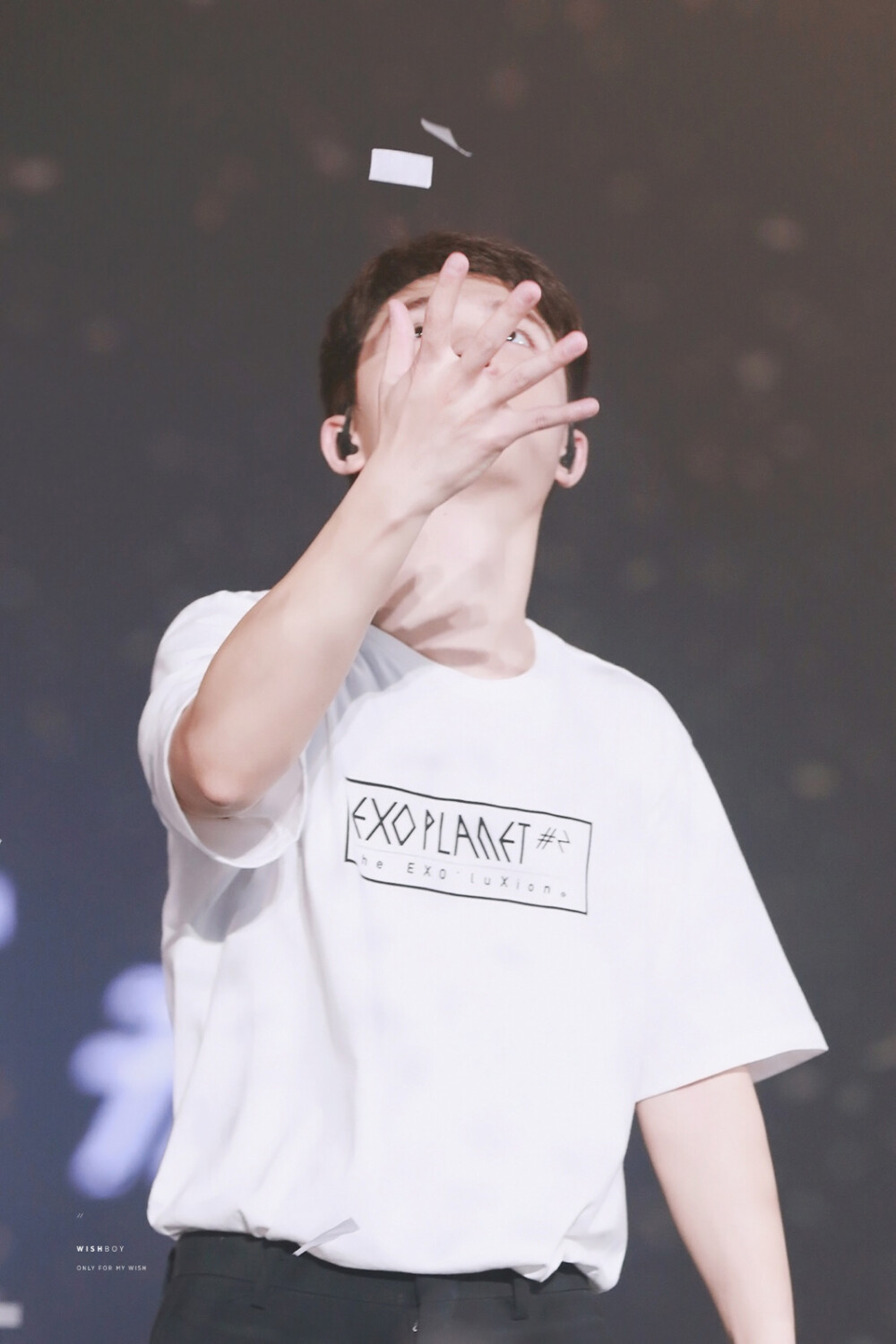 EXO 160318-20 二巡首尔 都暻秀 白T 玩纸花 - 堆糖，美图壁纸兴趣社区