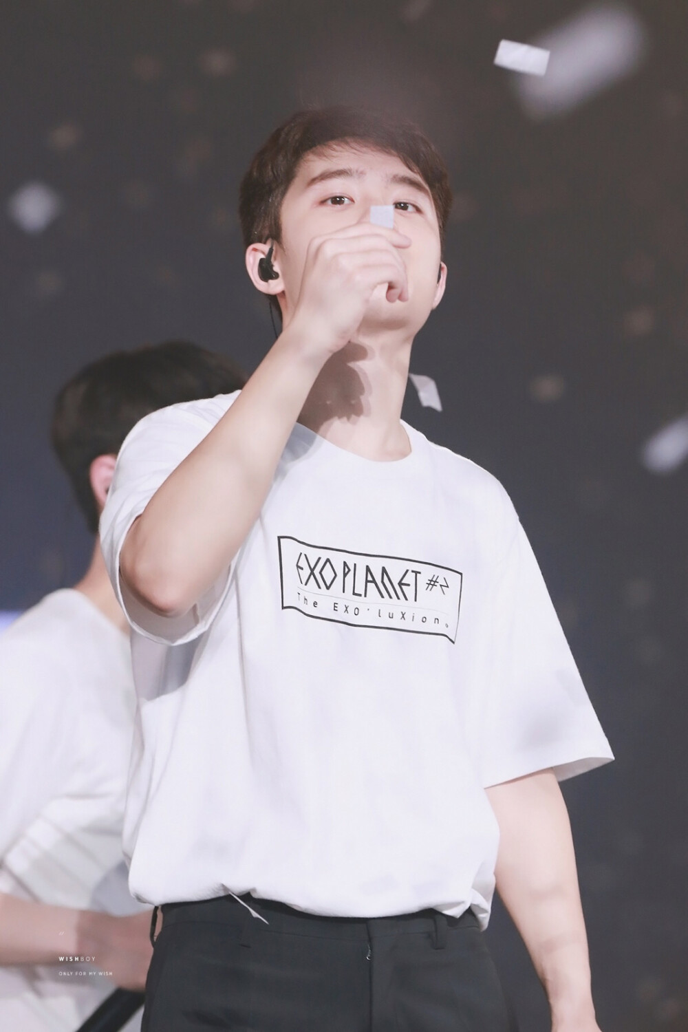 EXO 160318-20 二巡首尔 都暻秀 白T 玩纸花 - 堆糖，美图壁纸兴趣社区